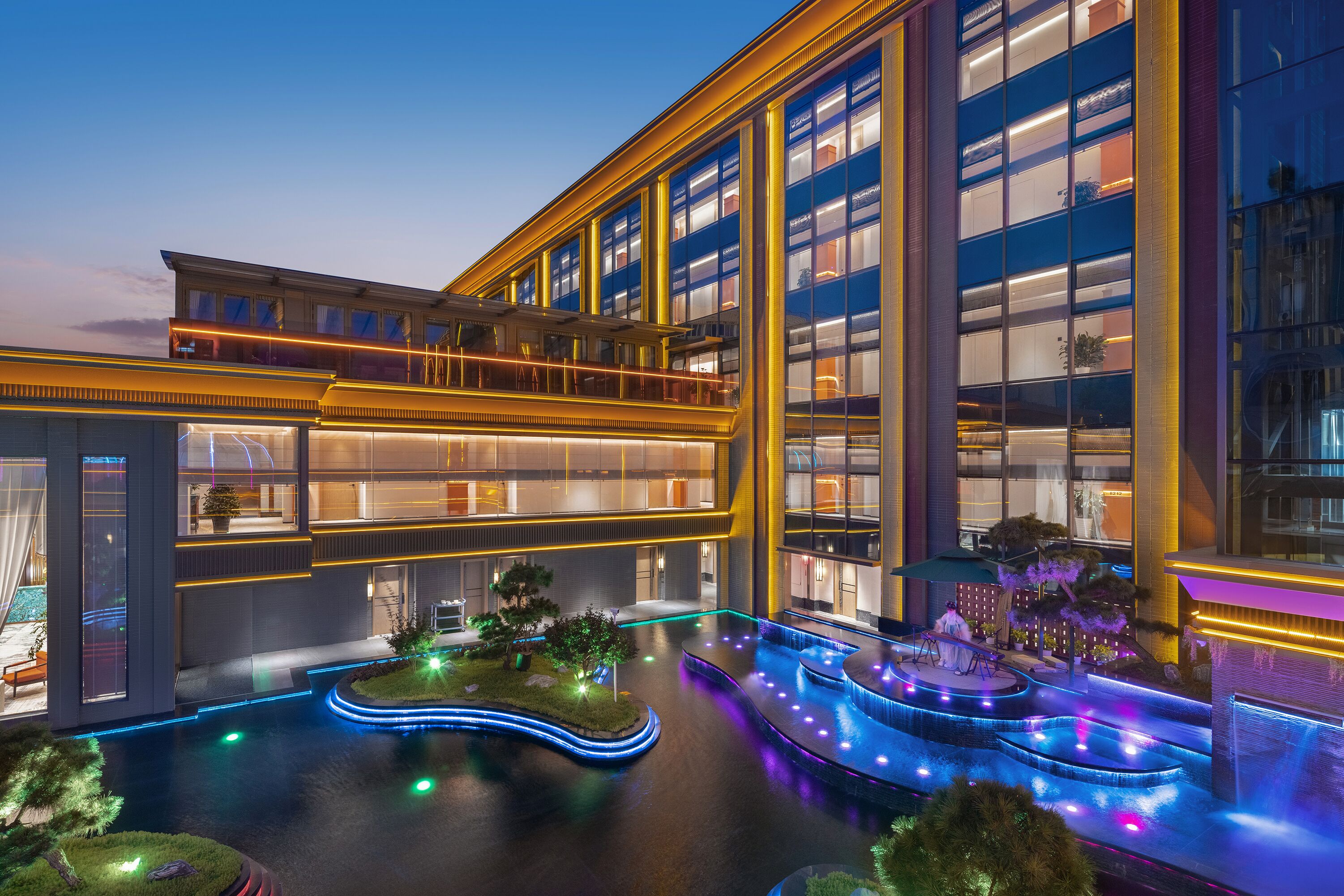 Fachada da propriedade à noite