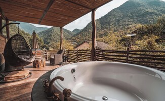 Quarto Duplo Premier, vista para a montanha | Banheira de imersão total