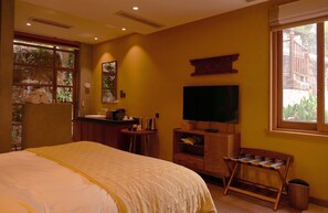 Quarto casal econômico, vista para o pátio | Área de estar | TV