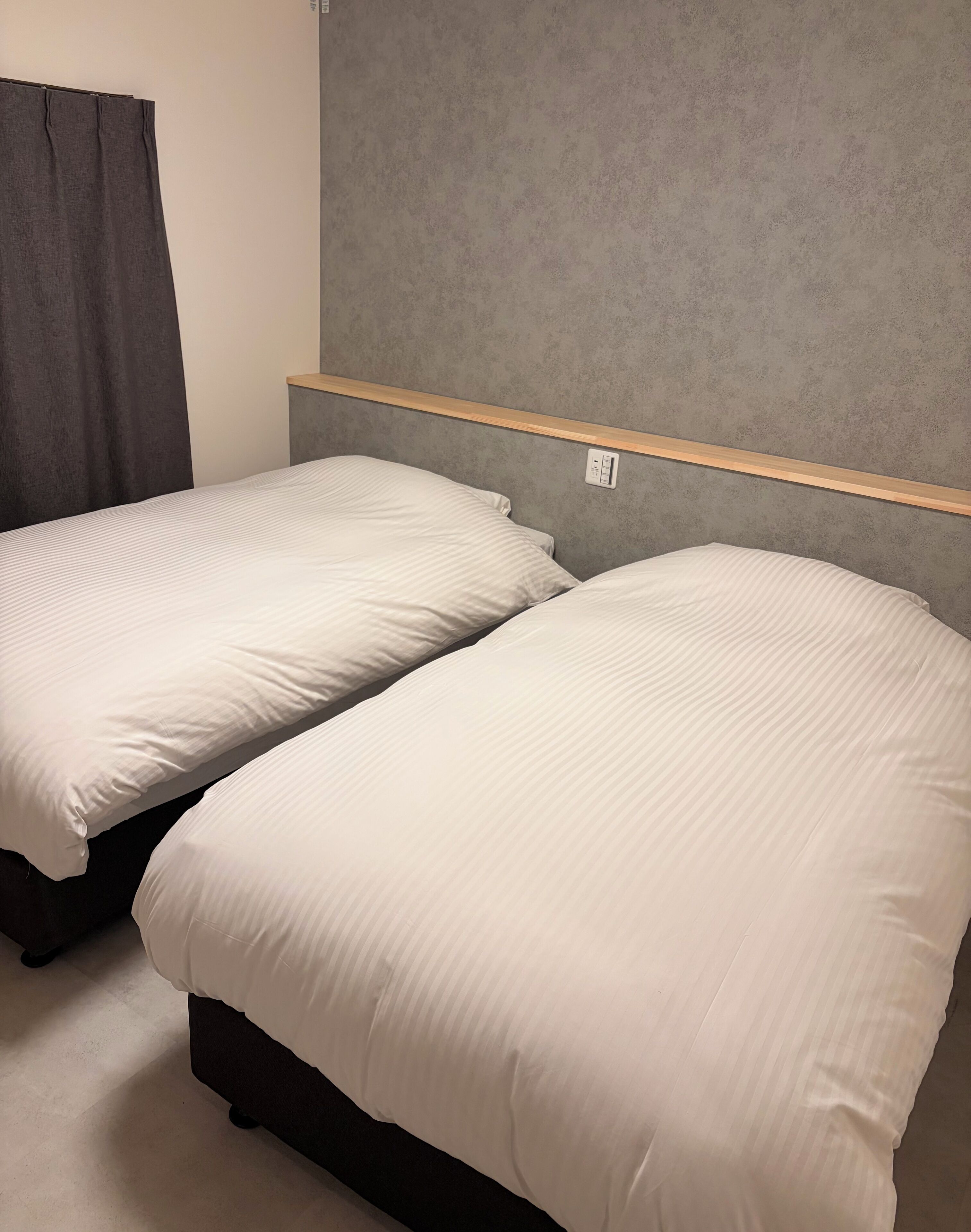 Quarto Twin Básico | Secretária adequada para computadores portáteis, Wi-fi grátis 