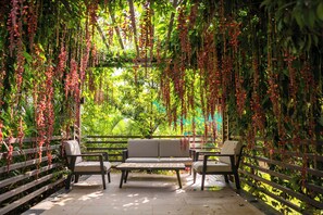 Villa Exclusiva, vista para o jardim | Terraço/pátio interior