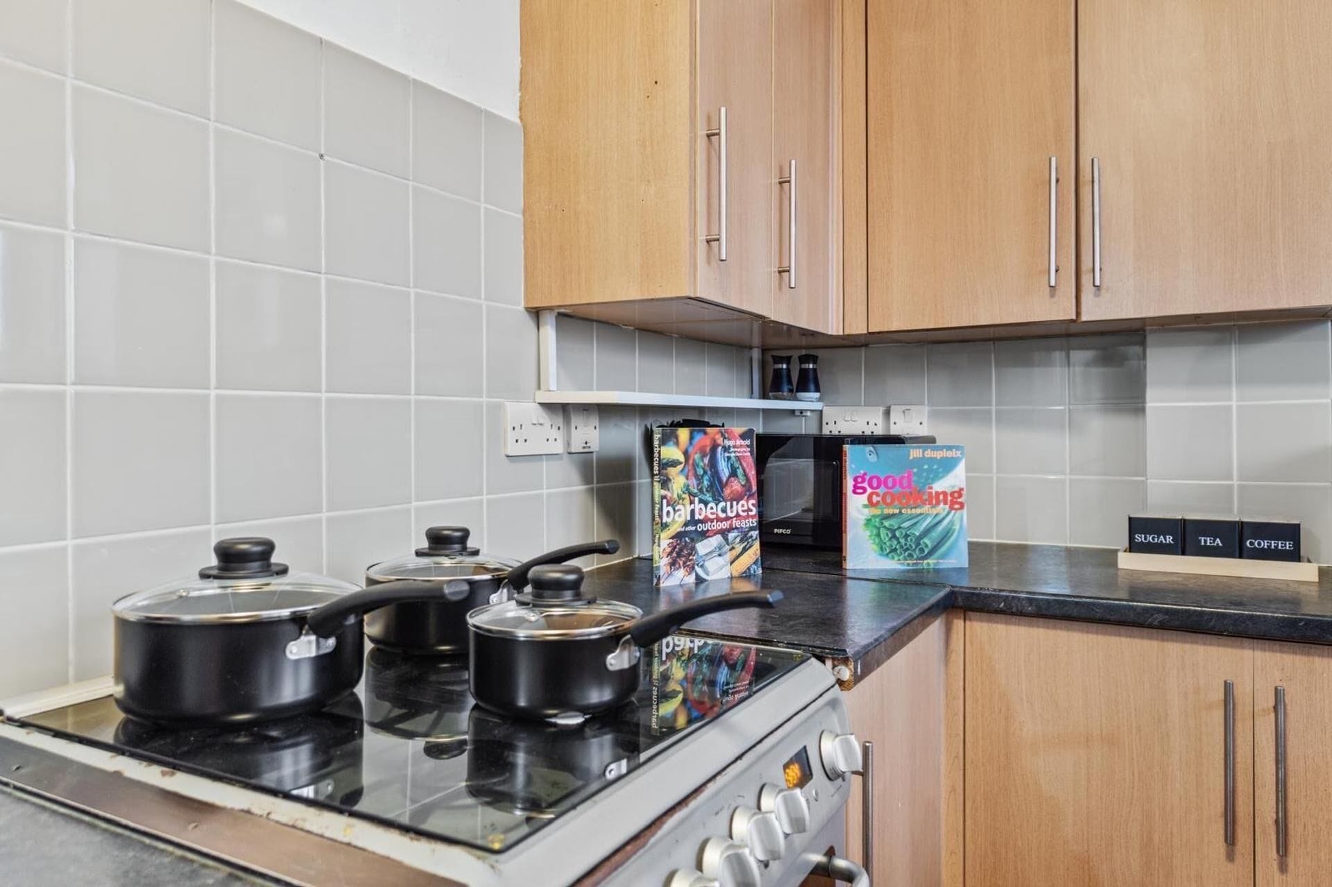 Um frigorífico, um micro-ondas, um forno, uma placa de cozinha 