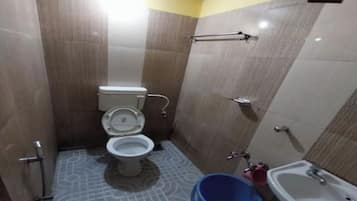 Quarto standard | Banheiro | Toalhas de banho, sabonete, shampoo, papel higiênico