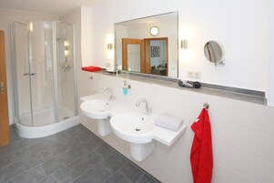 Quarto Duplo Comfort | Casa de banho | Um polibã, artigos de higiene pessoal grátis, um secador de cabelo 