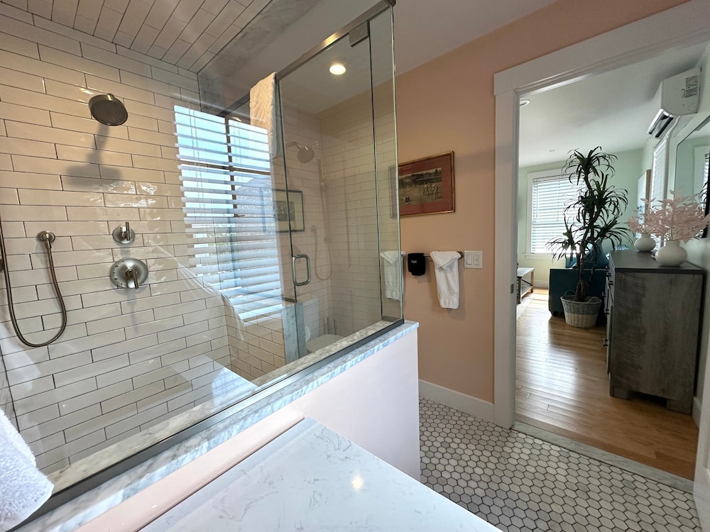 Prime Location! Renovated House! 6 Bed/4 Bath - Rhode Island