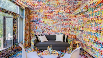 Suíte design, sacada, vista para a cidade | Área de estar