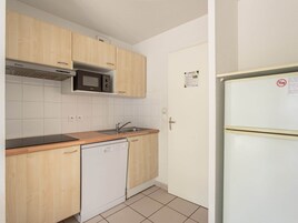Apartamento | Cozinha privada | Um frigorífico, um micro-ondas, uma máquina de lavar louça 