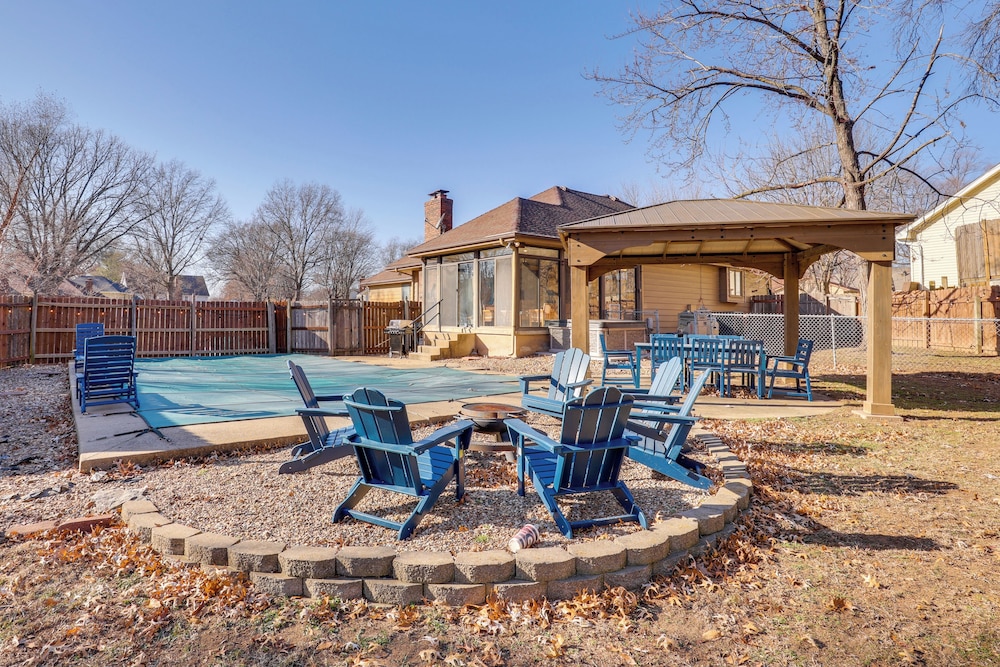 3,000-sq-ft Group Getaway W/ Pool Near Kansas City - Independence, MO