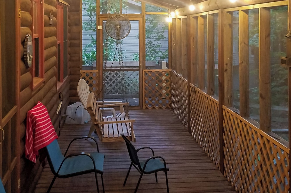 4 Br Lake Hartwell Cabin W/ Private Dock - Clemson, SC