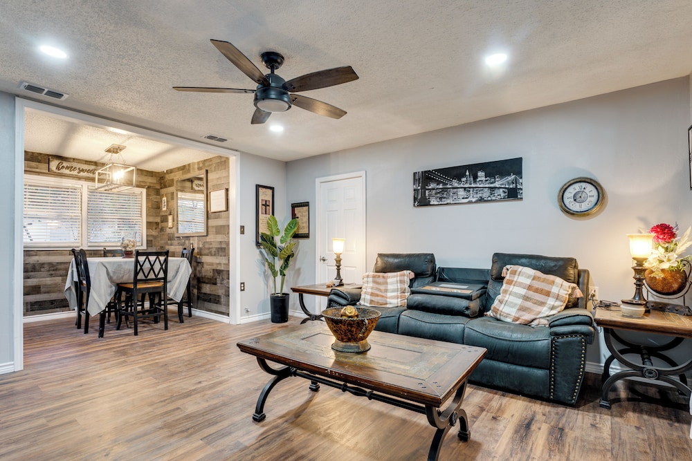 Near Wineries & Guadalupe River! Stylish Home - Bloomington, TX