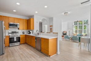 Apartamento em Condomínio Fechado, 3 quartos | Cozinha privada | Um frigorífico, um forno, uma cafeteira/bule, uma torradeira 