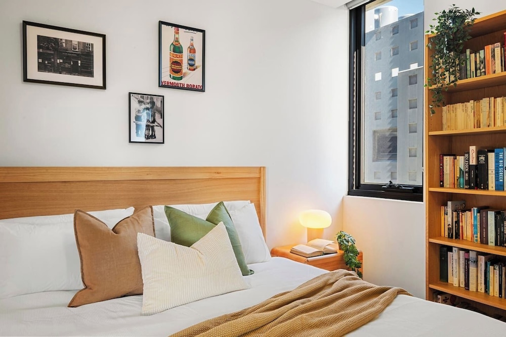 The Italian Library: Amazing Views + Free Parking! - Melbourne | Vrbo