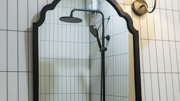 Quarto sênior | Banheiro | Chuveiro, produtos de toalete grátis, secador de cabelo