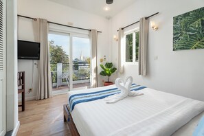 Quarto Individual Deluxe, vista para a piscina | Cofre no quarto, secretária