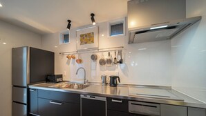 Villa Comfort, vista para a baía | Cozinha privada | Um frigorífico/congelador grande, um micro-ondas, uma placa de cozinha 