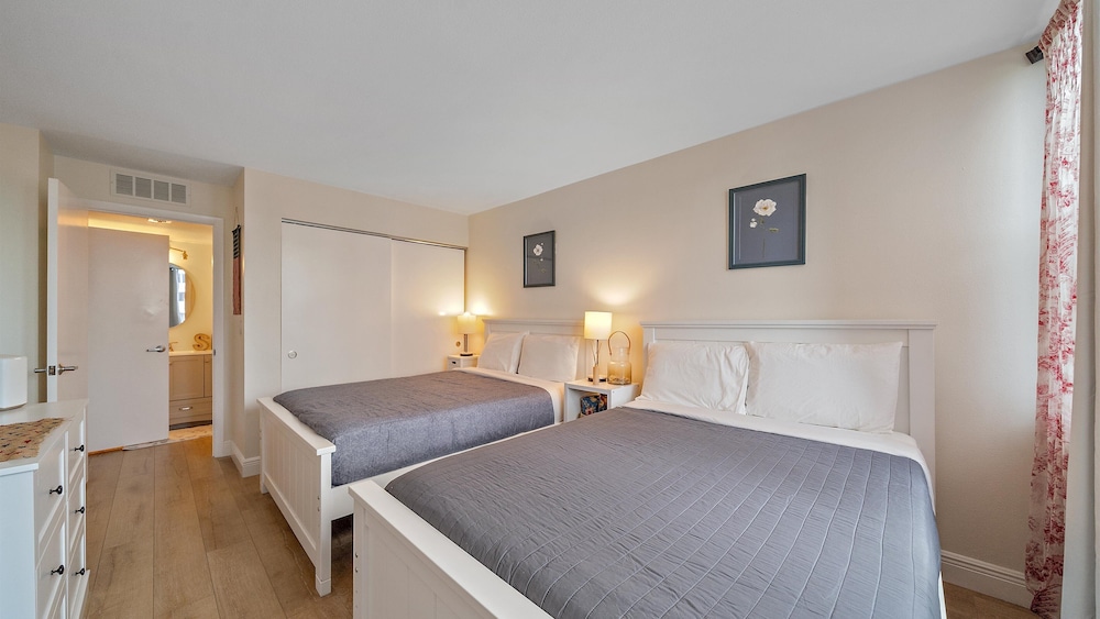 Upscale Complex with Tennis, Fitness Rm, Pool, Hot Tub, Beach and Bay ...