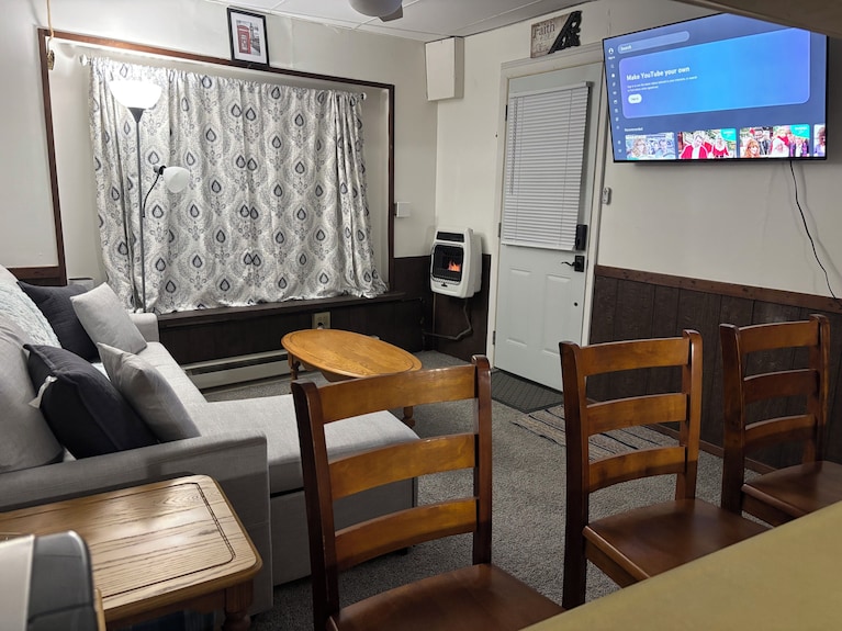 Convenient Pittsburgh Access,but Located In A Small Town A 20 Min Drive Away - Freeport, PA