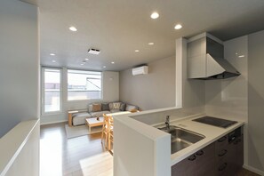 Apartamento Comfort em Condomínio Fechado, 2 quartos, não fumadores | Cozinha privada | Um frigorífico/congelador grande, um micro-ondas, uma placa de cozinha 