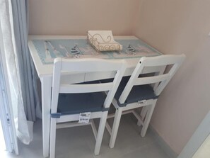 Estúdio, vista para o pátio | Sala de estar