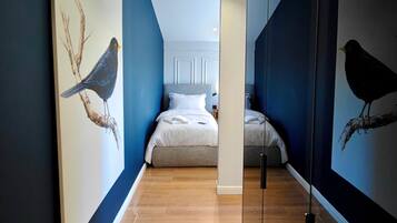 Quarto Triplo Deluxe, vista para a baía | Cofre no quarto, quartos insonorizados, Wi-fi grátis