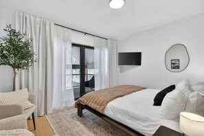 Condo superior, vista para a montanha | Individualmente decorados, individualmente mobiliados, escrivaninha