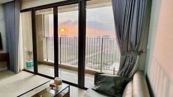 Apartamento premium, 3 quartos, sacada, vista para a cidade | Vista do quarto