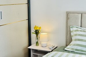 Apartamento premier, 1 quarto, sacada, vista para a piscina | Roupas de cama de algodão egípcio, roupas de cama premium