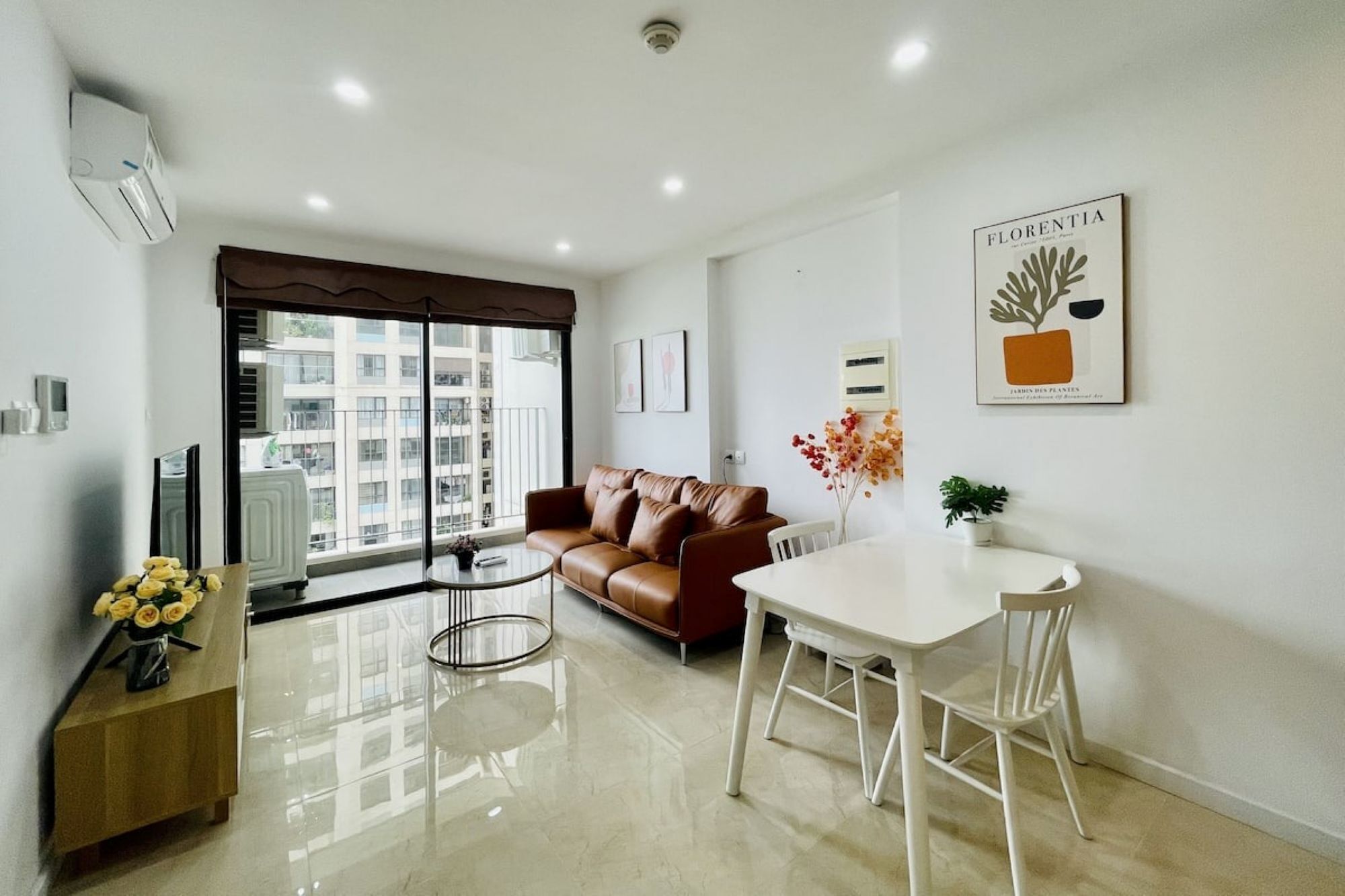 Apartamento Premier, 1 quarto, varanda, vista para a piscina | Sala de estar | Smart TV de 43 polegadas com canais por cabo 