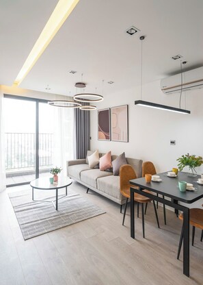 Apartamento Deluxe, 2 quartos, varanda, Vista para a cidade | Lençóis de algodão egípcio, roupa de alta qualidade 