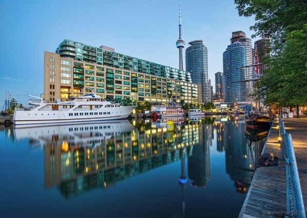 Big Modern Corner 3BDRM Condo MTCC, CN, Waterfront Reviews, Deals ...