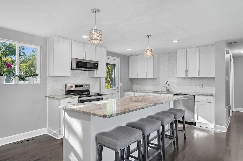 The Loop House - Game Room, King Bed & Coffee Bar Reviews, Deals ...