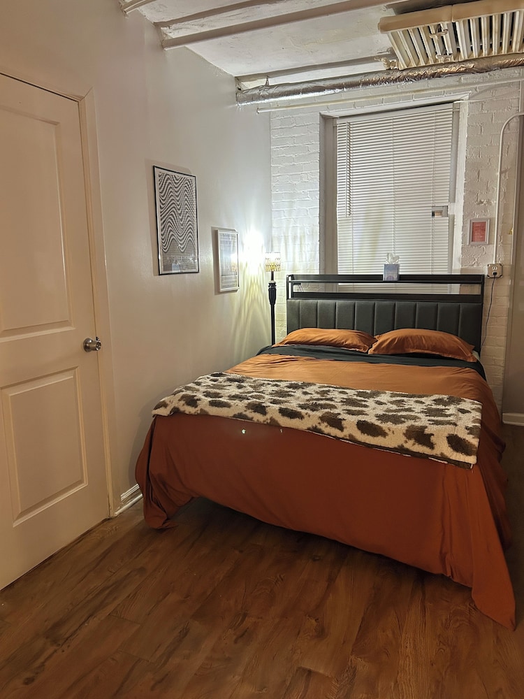 An artsy/industrial studio apartment in the heart of the Boston Edison ...