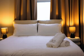 Quarto Duplo Básico, 1 cama queen-size | Wi-fi grátis, roupa de cama fornecida 