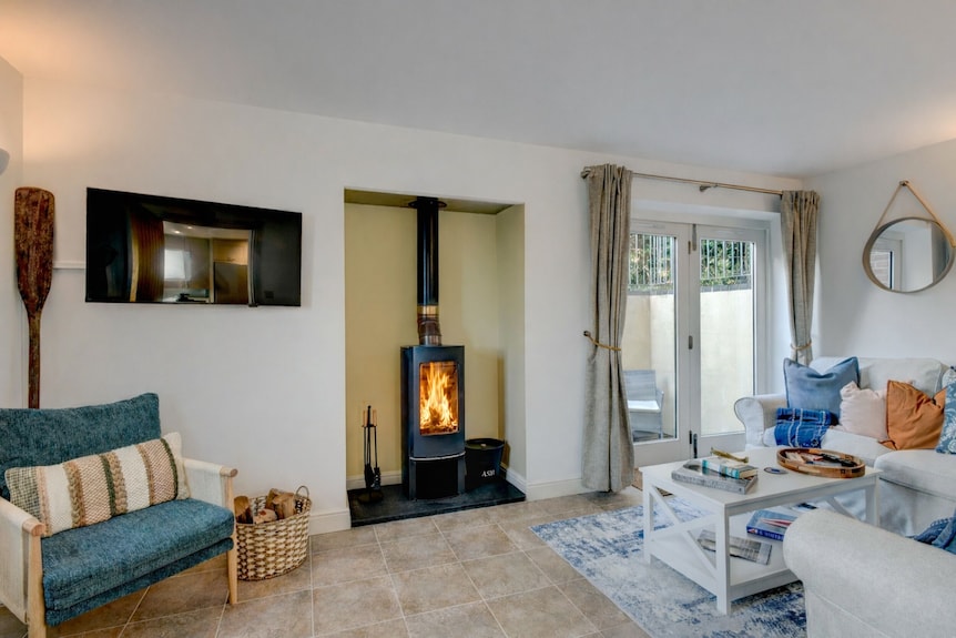 The Old Boat House, Pet Friendly, With Open Fire In Lyme Regis - Lyme Regis