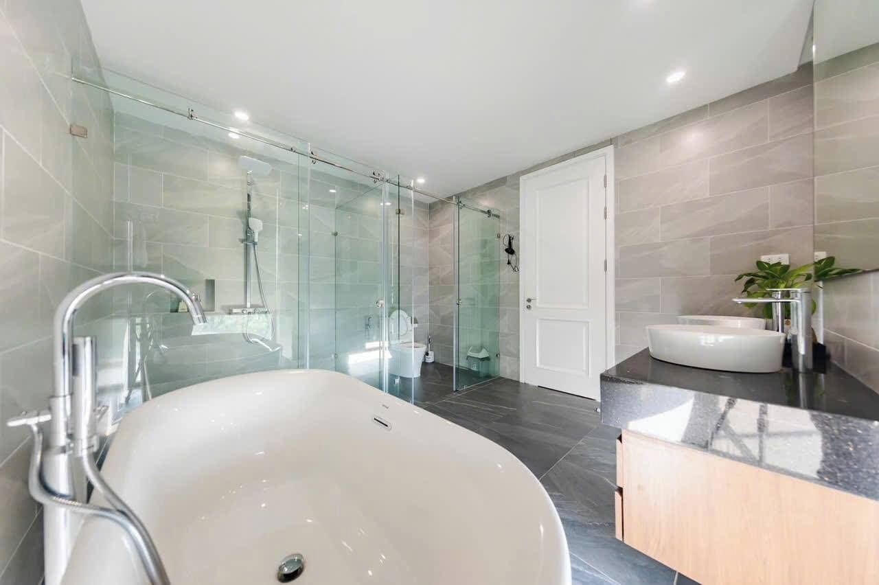 Chuveiro, produtos de toalete grátis, secador de cabelo 