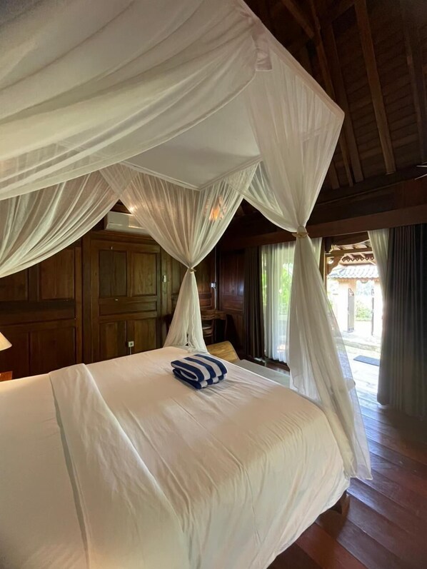 Villa, 1 quarto, vista para o jardim | Secretária, secretária adequada para computadores portáteis