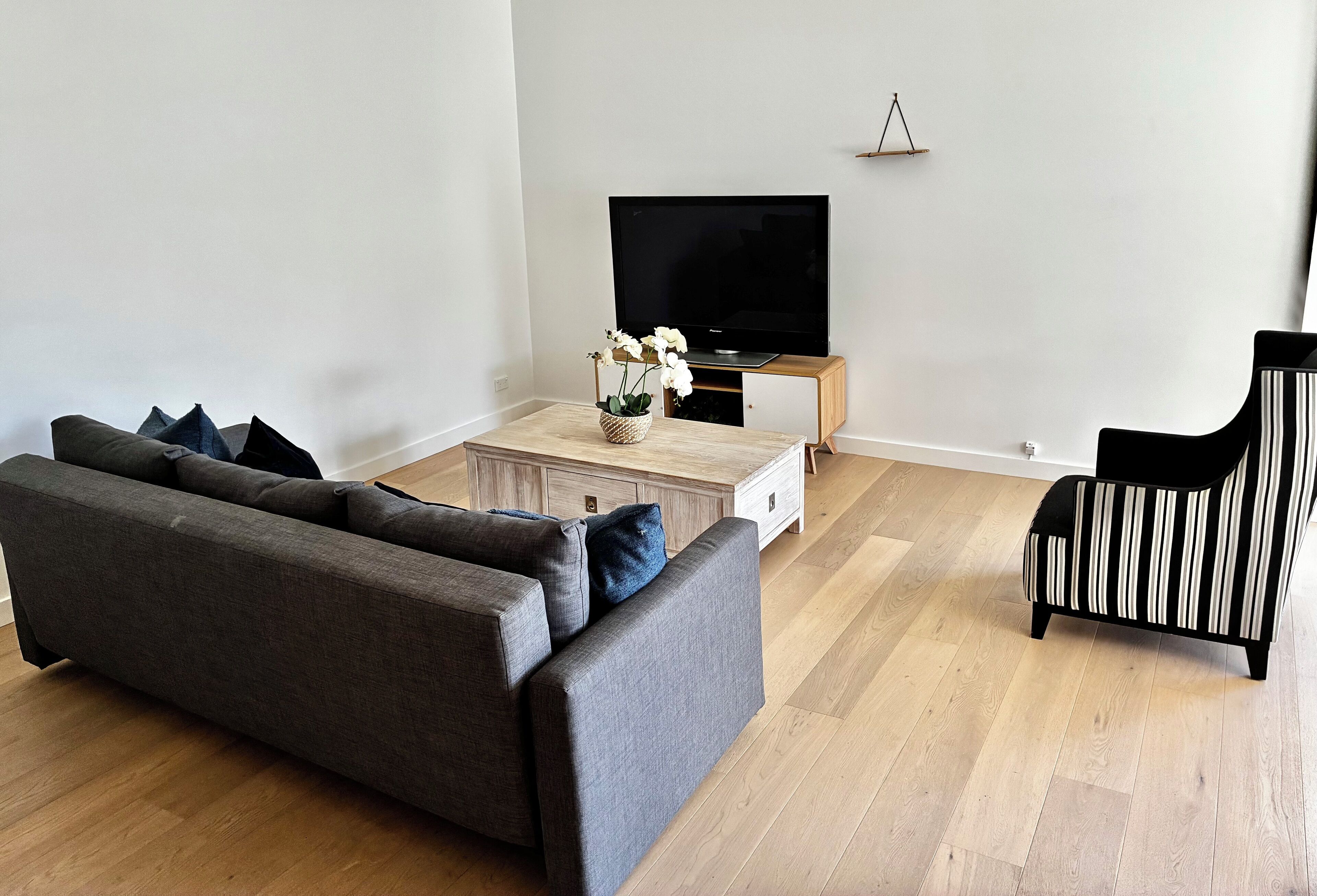 Northern Beaches Getaway - Renovated Two Bedroom, 2 Minute Walk To Beach - Manly