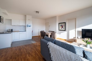 Apartamento, vista para a cidade | Área de estar | TV de tela plana