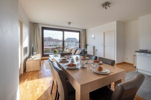 Apartamento, Vista para a cidade | Refeições no quarto