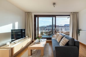 Apartamento, vista para a cidade | Área de estar | TV de tela plana