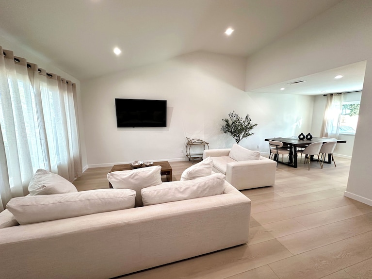 4 Bedroom House, Spa, Pool, Bbq, Six Flags Is 9 Miles Away - Santa Clarita, CA