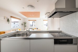 Geladeira, micro-ondas, cooktop, talheres/pratos/utensílios de cozinha