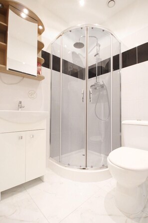 Apartamento Básico | Casa de banho | Um polibã, artigos de higiene pessoal grátis, um secador de cabelo