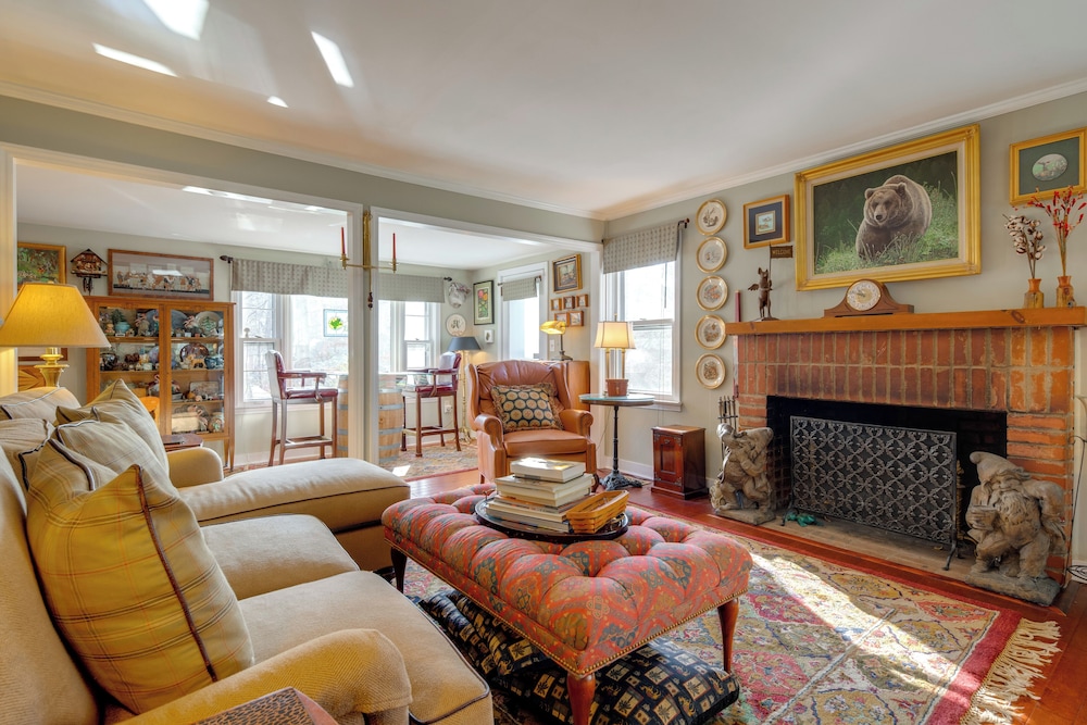 Hike, Sip & Explore! Blue Ridge Mtn Cabin W/ Porch - Sierra Nevada