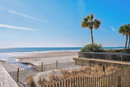 Apartamento (3 Bedrooms) | Fachada da propriedade. 650 Feet to the Beach! Arcadian Shores Townhome