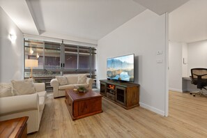 Modern CBD Aparment, Workspace, Fast Wifi and Pool, Sydney: 2026 Info ...