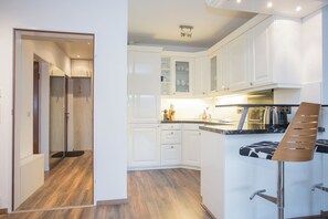 Apartamento | Cozinha privada | Uma cadeira de bebé 