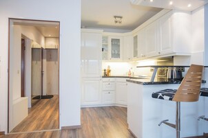 Apartamento | Cozinha privada | Uma cadeira de bebé 