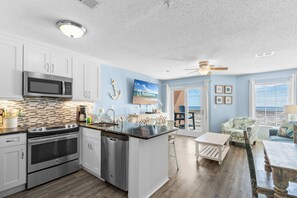 Apartamento Signature em Condomínio Fechado, 1 quarto, varanda, vista para a praia | Cozinha privada | Um frigorífico, um micro-ondas, um forno, uma placa de cozinha 