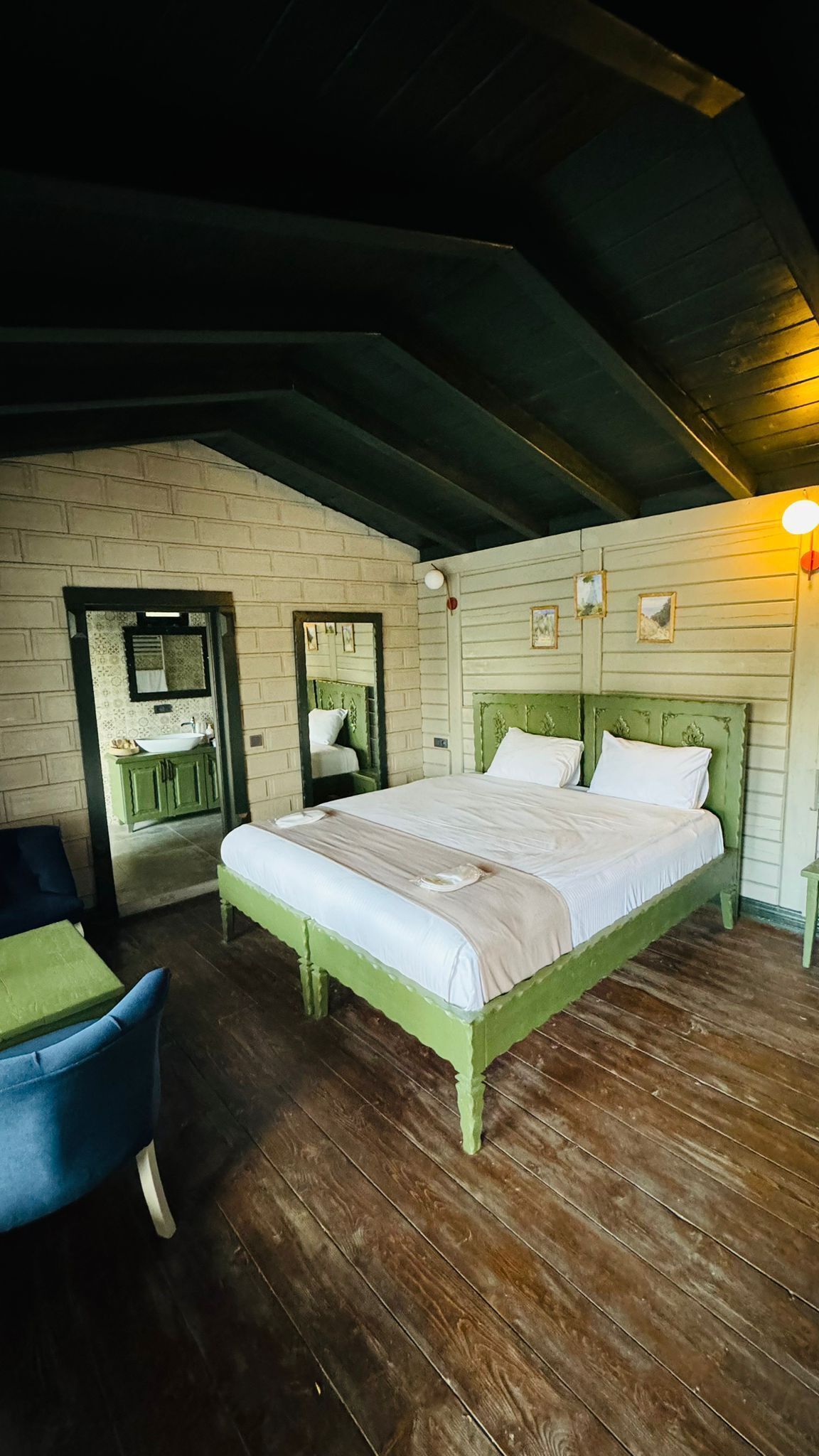 Escrivaninha, espaço de trabalho para notebook, cortinas blackout